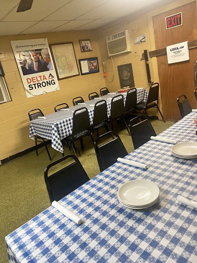 Blue checkered tablecloths and simple chairs tell you everything you need to know: this place cares about food, not frills. Delta Strong indeed. 