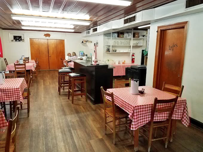 Red-checkered tablecloths and simple wooden furnishings&mdash;the universal sign language for "prepare your taste buds for something authentic."