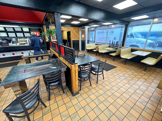 No-frills seating sends a clear message: they've invested their energy in the smokehouse, not the furniture catalogue. Priorities, deliciously intact.