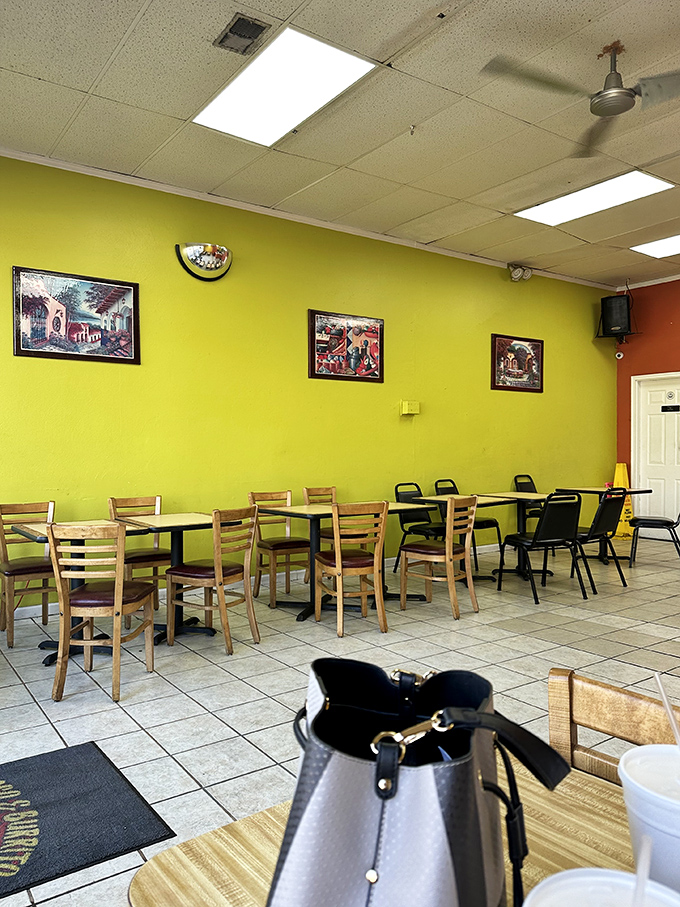 Yellow walls that could compete with the sun, wooden chairs that have heard a thousand "mmms" of satisfaction, and a space that feels like abuela's dining room.