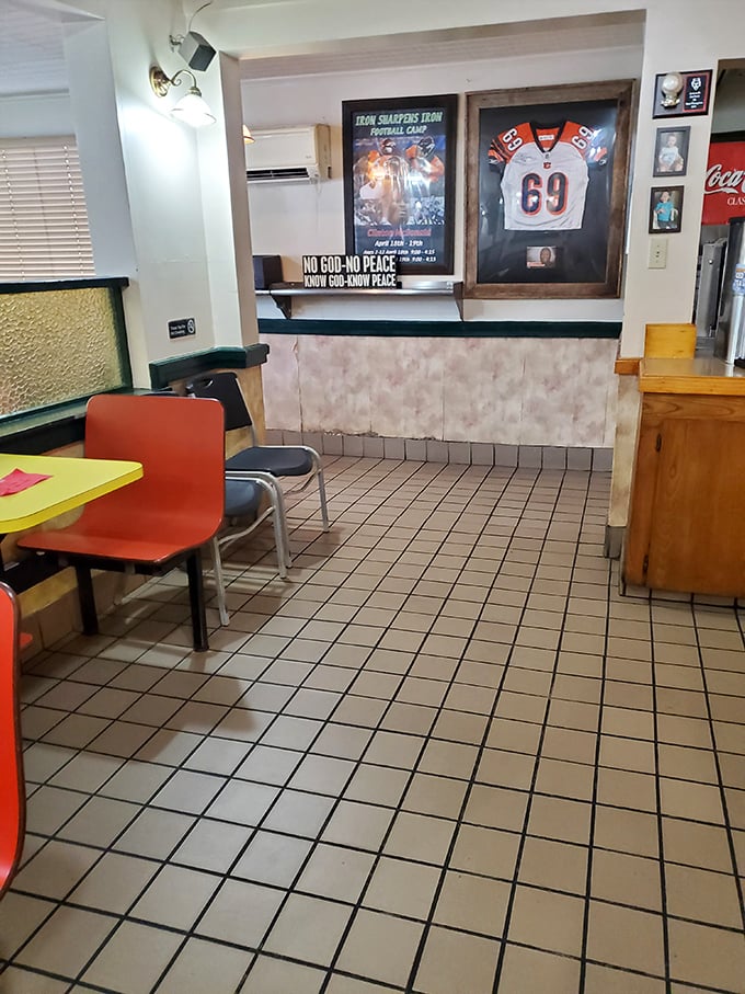 Where sports memorabilia meets spiritual wisdom. This no-frills dining room says everything about priorities: God, football, and fried chicken &ndash; the holy trinity of Southern comfort.
