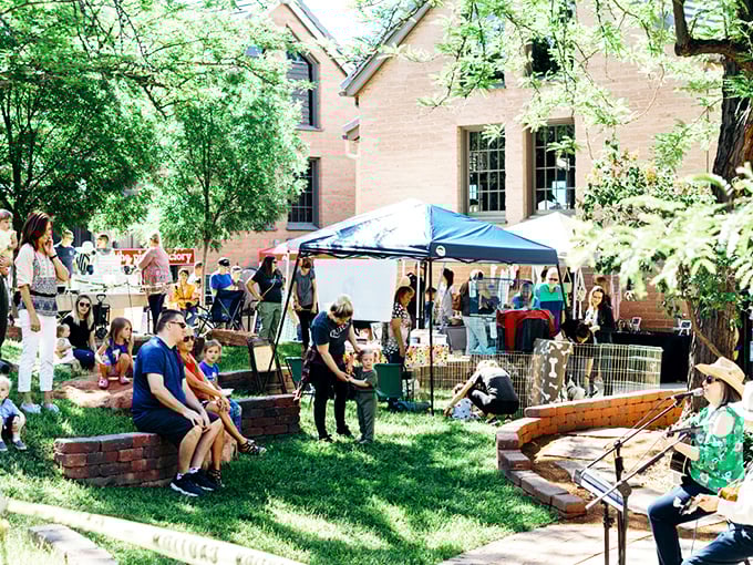 Nothing beats live music with your fresh produce shopping &ndash; the soundtrack to Saturday morning bliss in St. George.