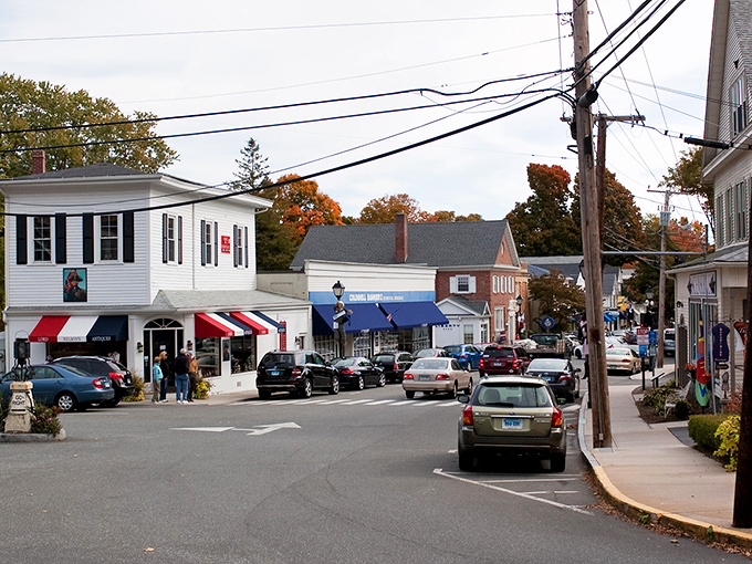 Sidewalk dining never looked so inviting! Essex's brick buildings and outdoor caf&eacute;s bring European charm to the Connecticut shore. 