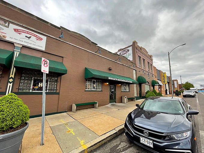 Hodak's modest brick fa&ccedil;ade hides St. Louis's worst-kept secret &ndash; fried chicken so good it's been winning awards for 25 years running!