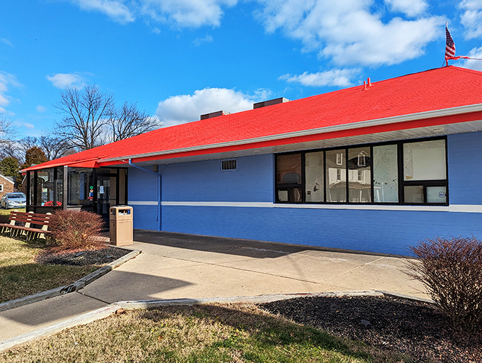 The Marsh Road Diner's bold blue walls and fire-engine red roof announce: "Serious comfort food happens here!"