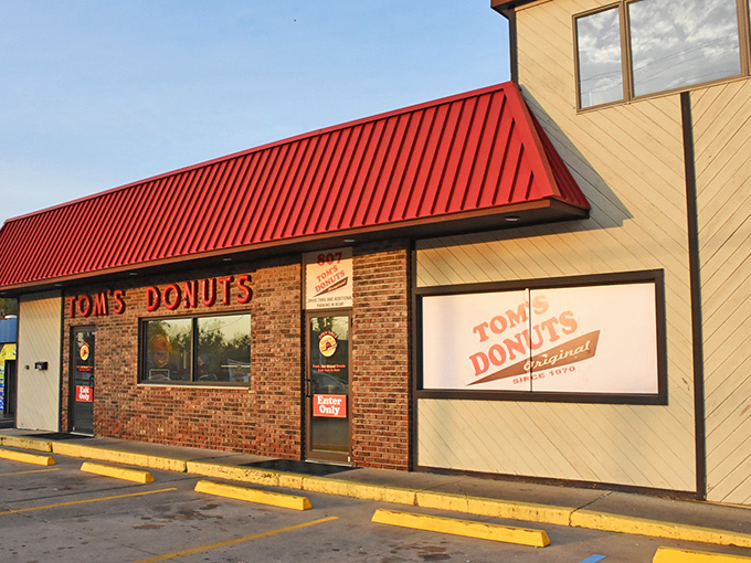 Tom's Donuts: The red lettering of "Tom's Donuts" practically screams "Pull over now!" Your diet doesn't stand a chance.