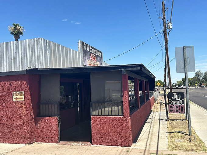 This unassuming red cinderblock building houses smoke wizardry that would make Houdini jealous—and very, very hungry.