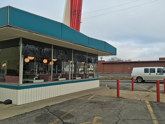 Bobo's Drive In: Where mid-century architecture meets modern-day cravings. Those windows have witnessed decades of first dates and family outings.