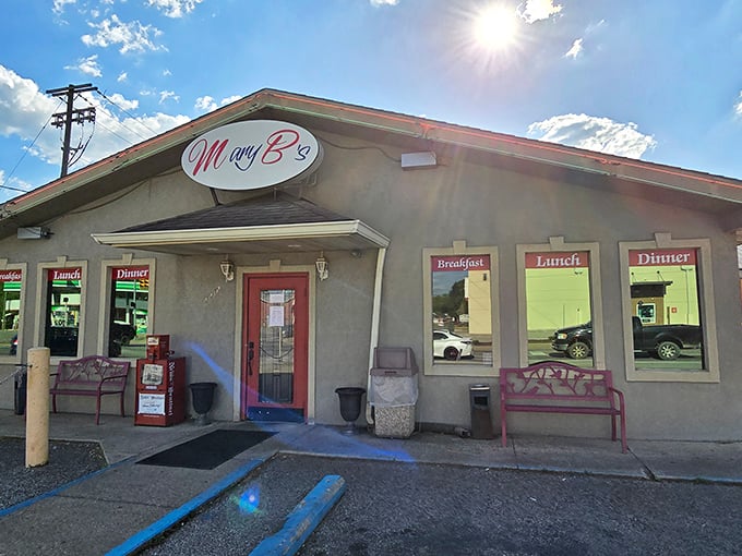 Mary B's Diner: "Sunshine bouncing off Mary B's fa&ccedil;ade is nature's way of highlighting where to find pancakes worth getting out of bed for."