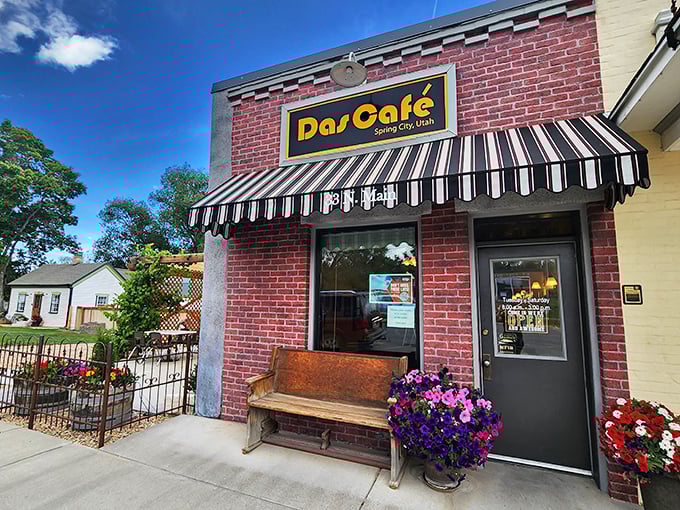 Das Caf&eacute;'s charming brick fa&ccedil;ade, complete with striped awning and flower pots, is the kind of place where calories don't count and conversations never end.