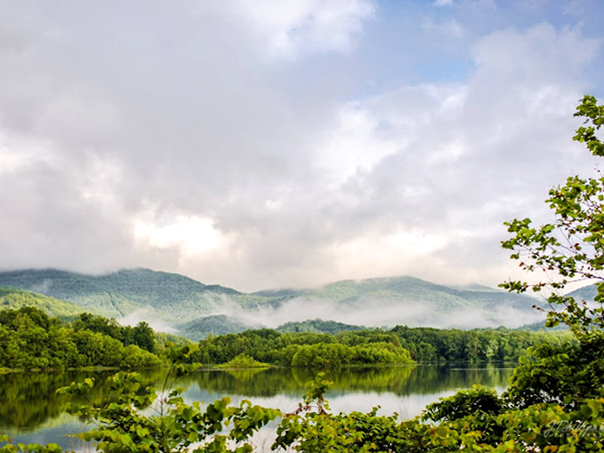 Cove Lake's boardwalk practically floats between sky and water &ndash; Mother Nature's version of walking on clouds.
