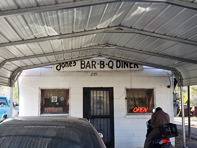 The metal awning and simple sign don't scream for attention. The incredible smoke smell does that job perfectly.