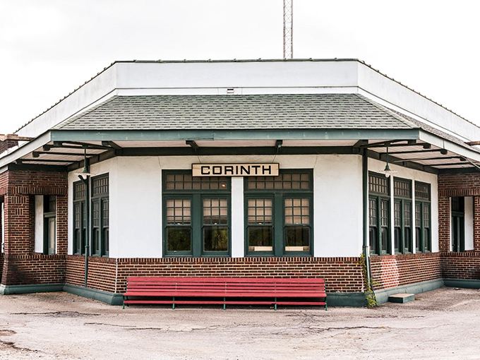 The Verandah-Curlee House embodies Southern elegance with its pristine columns and brick pathway &ndash; Greek Revival architecture that would make Zeus himself nod in approval. 