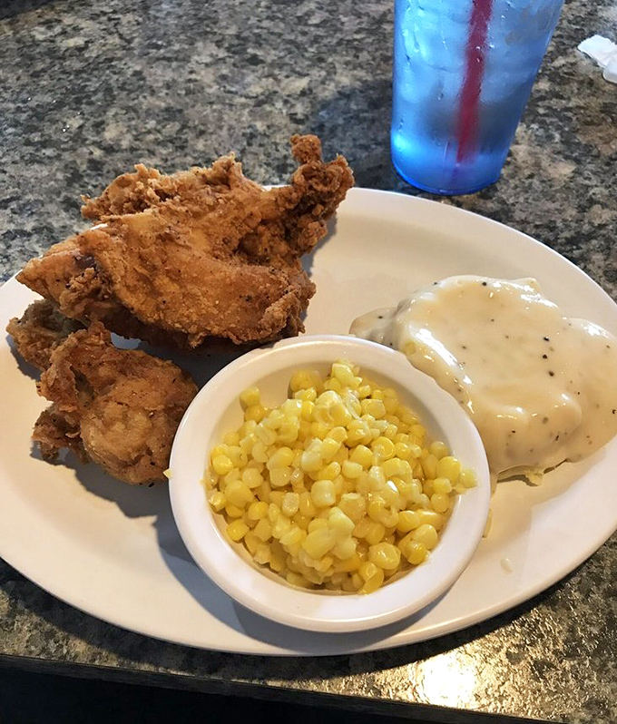 Golden-brown perfection meets plate! This crispy fried chicken with corn and mashed potatoes is what food dreams are made of.