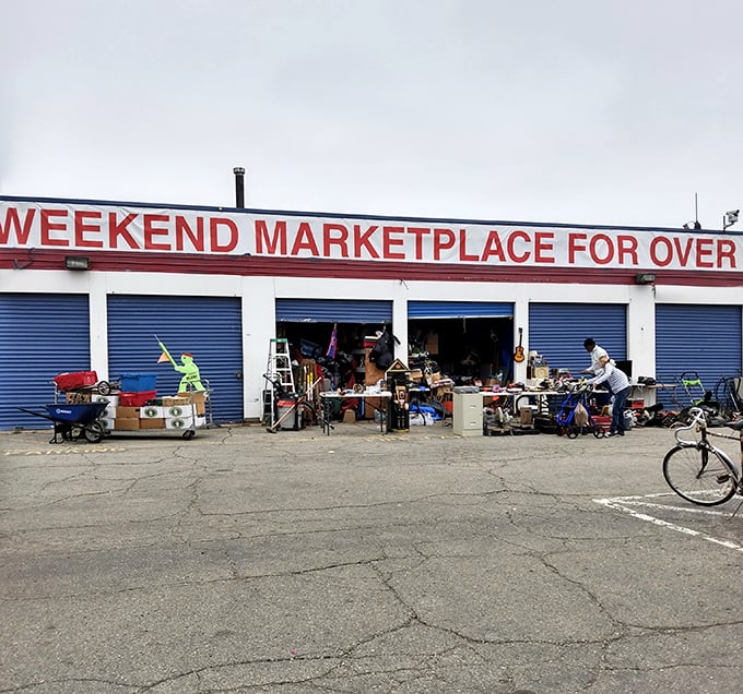 Dixieland's food court offers the perfect pit stop between treasure hunts. Nothing fuels serious shopping like pizza and people-watching!
