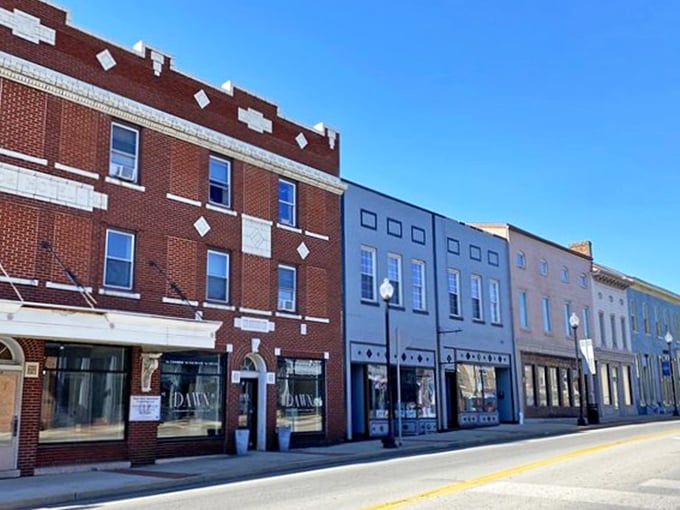 Elizabethtown's stately buildings and flower baskets create postcard-perfect scenes that don't demand big-city budgets.
