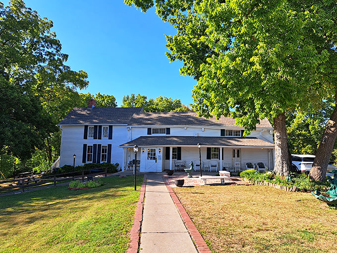 Stroud's charming white farmhouse setting feels like Sunday dinner at grandma's &ndash; if grandma happened to make the world's best pan-fried chicken.