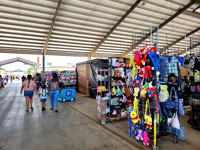 A shopping corridor with old-school charm! The wooden beams overhead frame a picture-perfect scene of bargain hunting bliss.