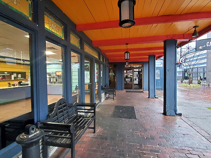 The covered entrance to Kingfish welcomes you like an old friend - "Come on in, the fish is fine and the river view's even better!"