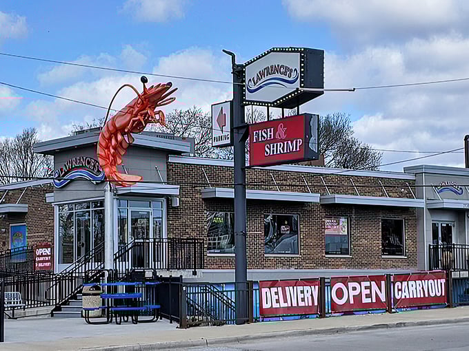 The bright neon and that magnificent shrimp sculpture announce: "Serious seafood happens here, folks!"