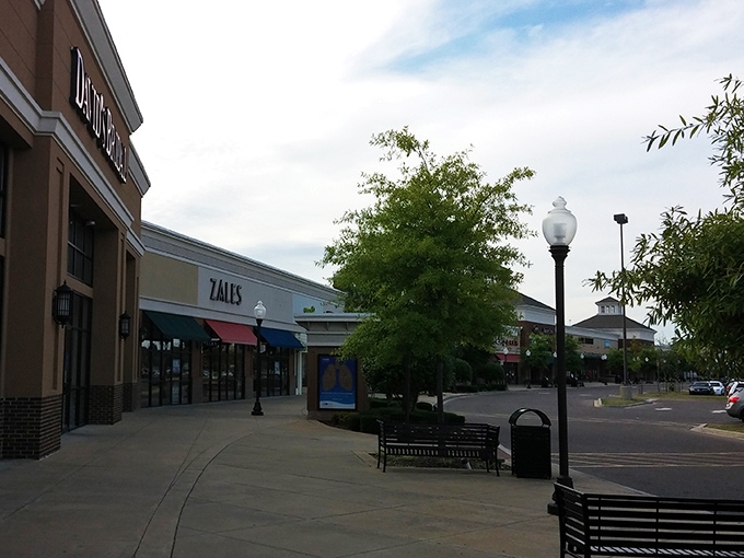 Palm trees and blue skies frame Southaven's walkable streets. The perfect backdrop for your "I moved somewhere better" social media posts. 