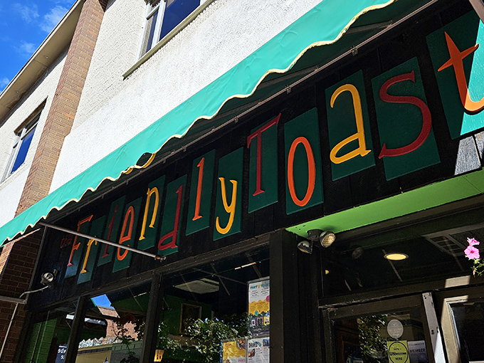 With its playful lettering and vibrant colors, The Friendly Toast announces itself as breakfast with personality.