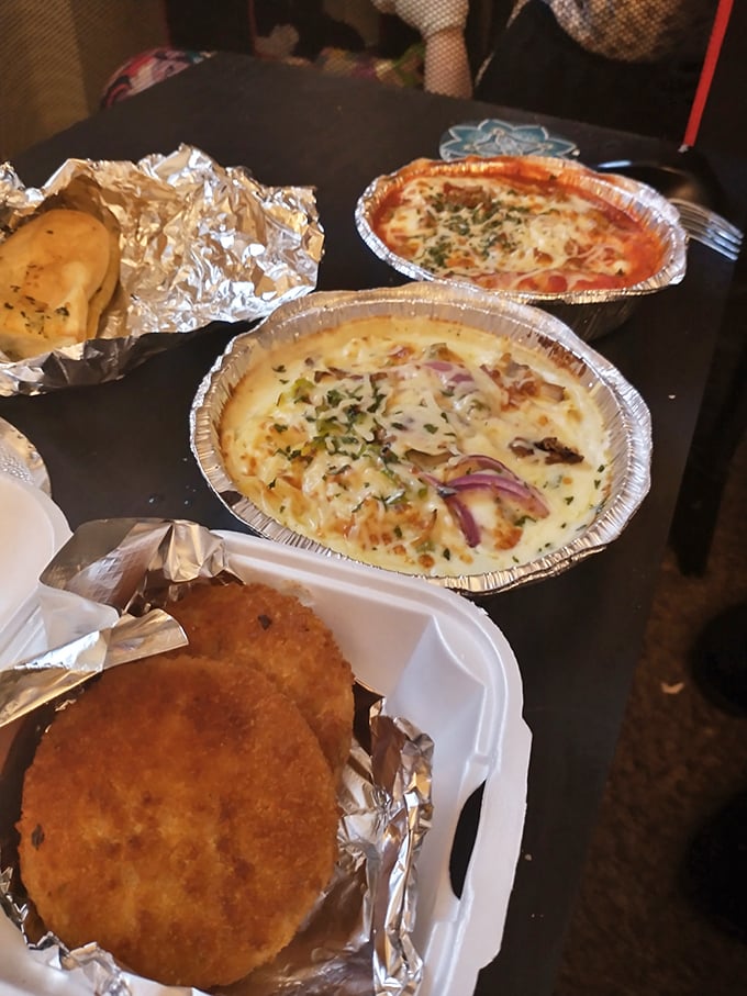 Takeout never looked so tempting. Even in aluminum containers, these crab cakes and creamy pasta dishes maintain their dignity and allure.