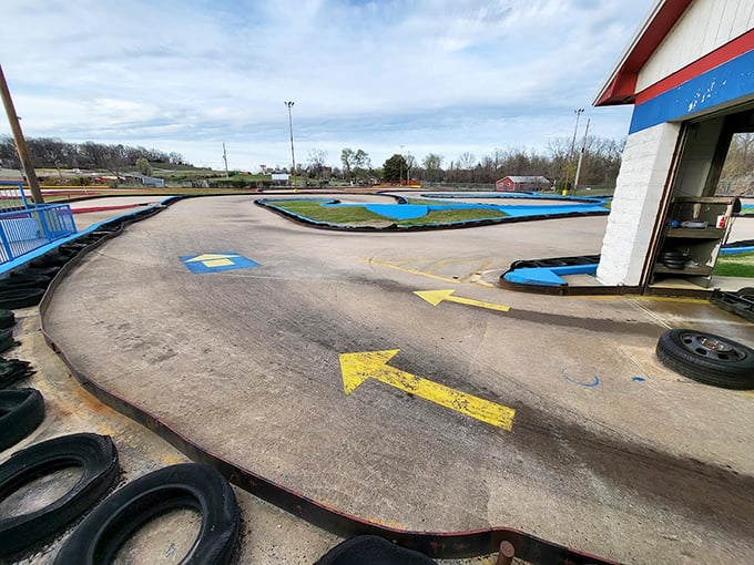 Yellow arrows point the way to glory. The starting line: where friendships are temporarily suspended and the inner Andretti emerges.