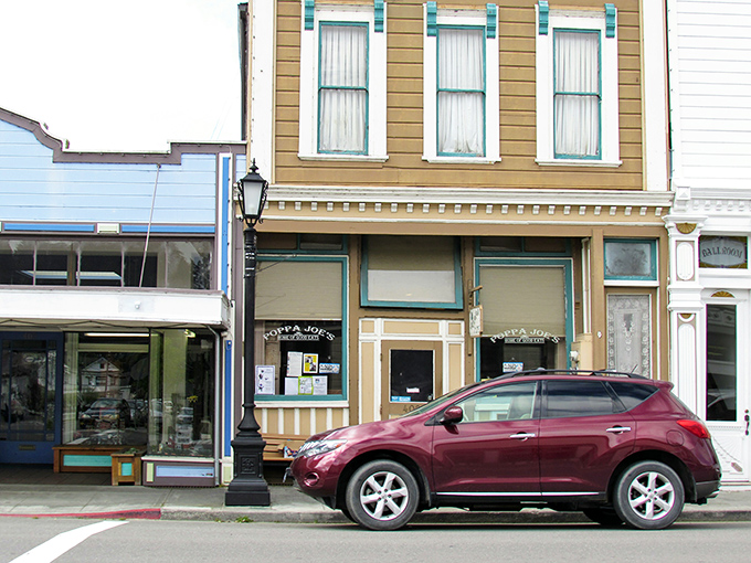 Poppa Joe's modest storefront belies the comfort food magic happening inside&mdash;like finding out your quiet neighbor used to drum for The Rolling Stones.