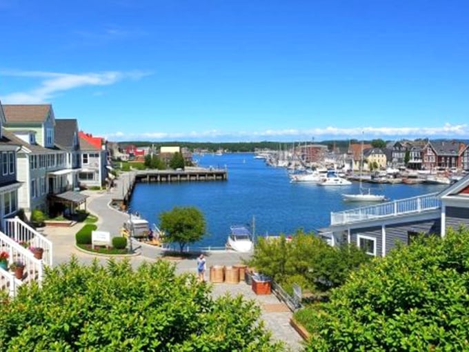 Where else can you find sailboats, colonial architecture, and ocean vistas in one eyeful? Marblehead's harbor view answers that question spectacularly.