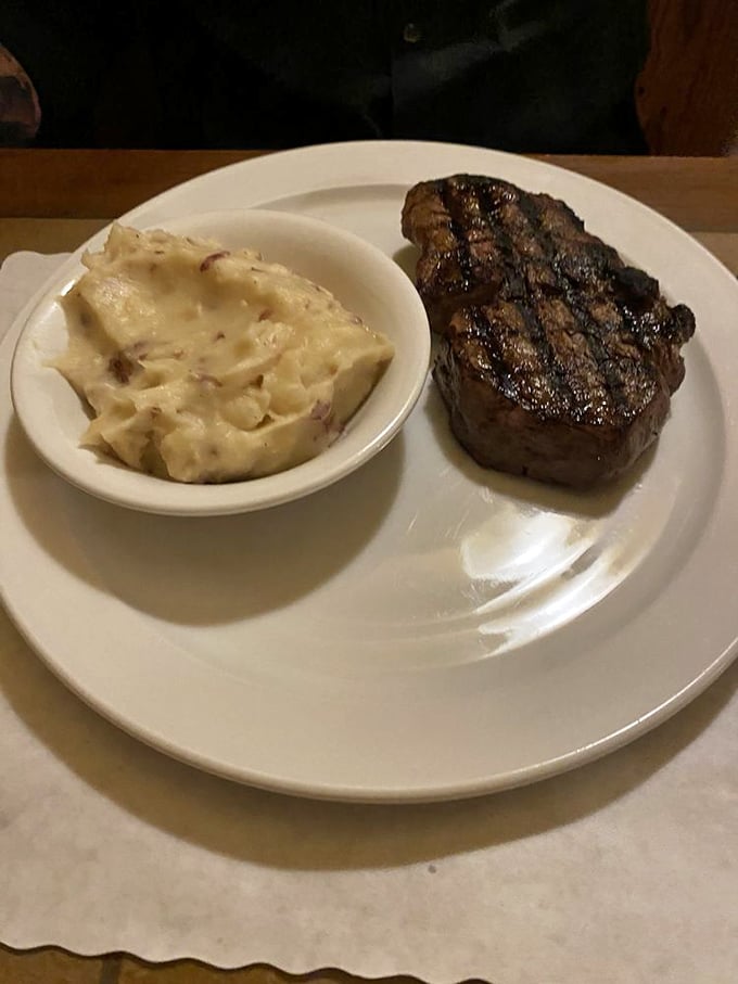 Filet mignon and garlic mashed potatoes: proof that sometimes the simplest combinations are culinary poetry. This is the "little black dress" of steak dinners.