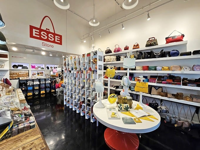 The ESSE Store offers a rainbow of contemporary purses that make you wonder if your shoulder really needs just one.