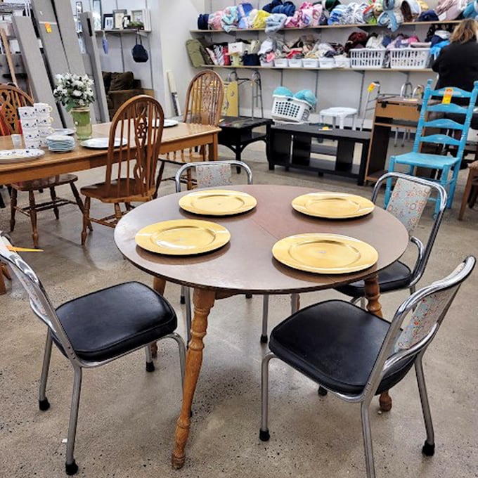 Dining sets displayed with golden plates tell silent stories of family dinners past, waiting for new memories to be made.