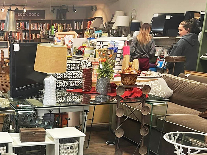 Where home d&eacute;cor dreams and budget realities find perfect harmony. That lamp might have illuminated someone's great American novel.