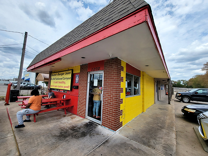 Buster's bold red and yellow colors practically shout "great burgers here!" Those picnic tables have supported many happy elbows.