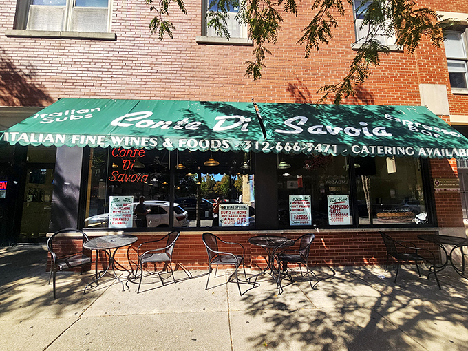 Conte Di Savoia's sidewalk seating invites you to savor your Italian sub while watching the world go by. La dolce vita, sandwich-style.