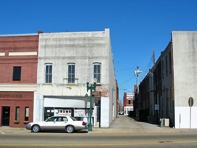 Paris brings small-town Southern charm without breaking the bank. Even retirement incomes stretch further here!