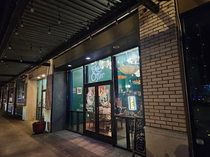 The Easy Otter's cozy brick exterior promises comfort food that delivers on that promise with every crunchy bite. 