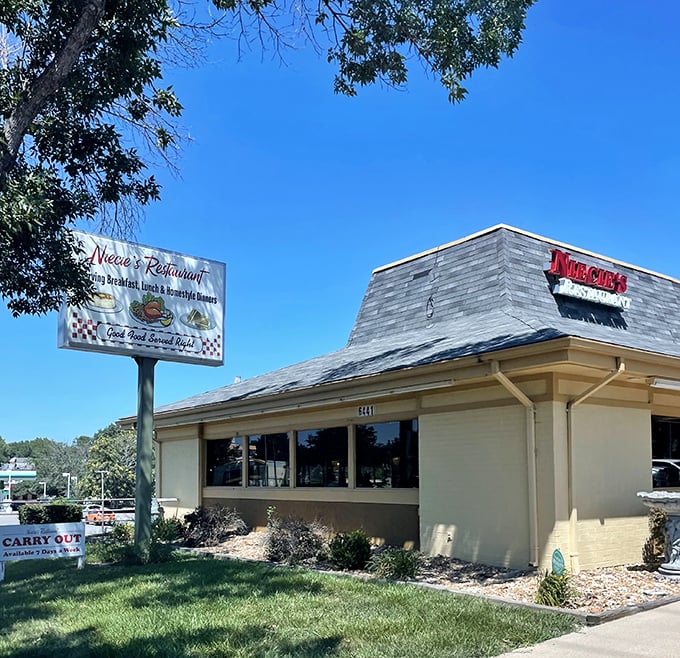 The sign promises "food with served right" and Niecie's delivers with chicken so good it might make you forget your table manners.