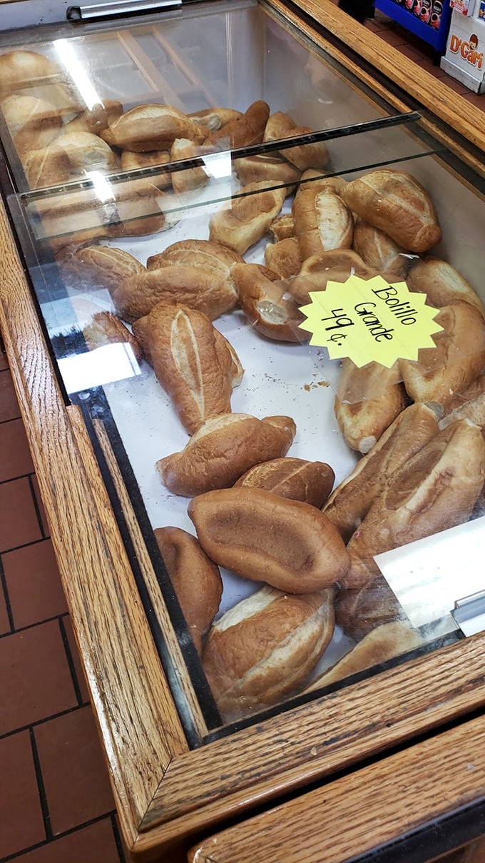Bolillos with that perfect contrast: crackling crust outside, cloud-like softness inside. Sandwich bread that refuses to be ordinary. 