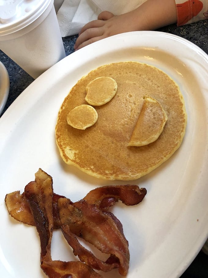 Someone created a pancake smiley face that's happier than most of us on Monday morning. The bacon side-eye is a nice artistic touch.