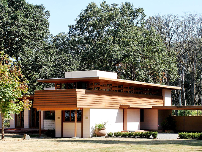 Riverside dining in Silverton isn't just about the food &ndash; it's dinner and a show, with Silver Creek providing the soundtrack and scenery all at once. 