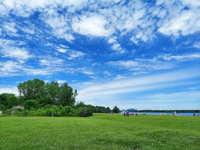 Nature's front lawn stretches toward Alum Creek's shores, offering the perfect stage for impromptu football games or competitive cloud-watching tournaments.