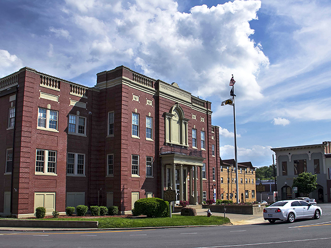 Elizabethtown's historic downtown invites leisurely exploration. These buildings have witnessed more Kentucky history than most history books!