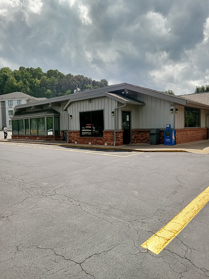 Harding's doesn't need fancy architecture—just a simple building housing extraordinary food that makes chain restaurants nervous.
