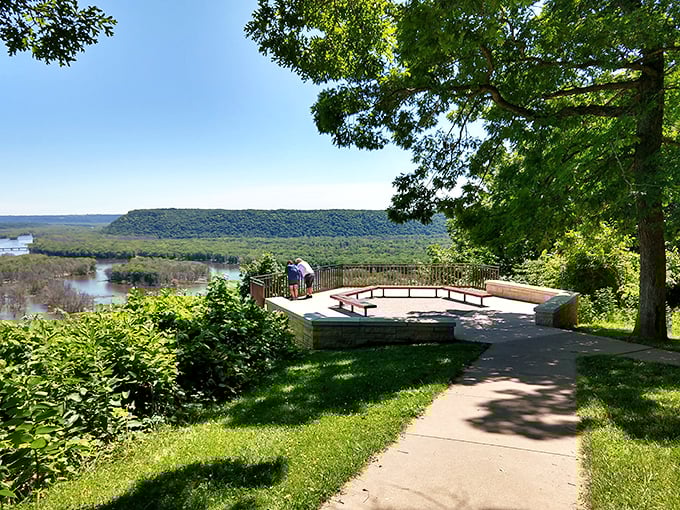 The Mississippi Valley unfolds like a map! Pikes Peak's overlook offers three states for the price of one view.