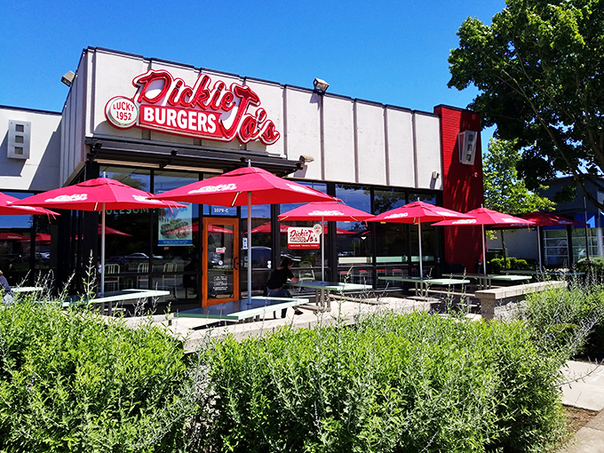 The neon glow of DickieJo's sign has guided many a hungry traveler to burger salvation. Follow the red light! 