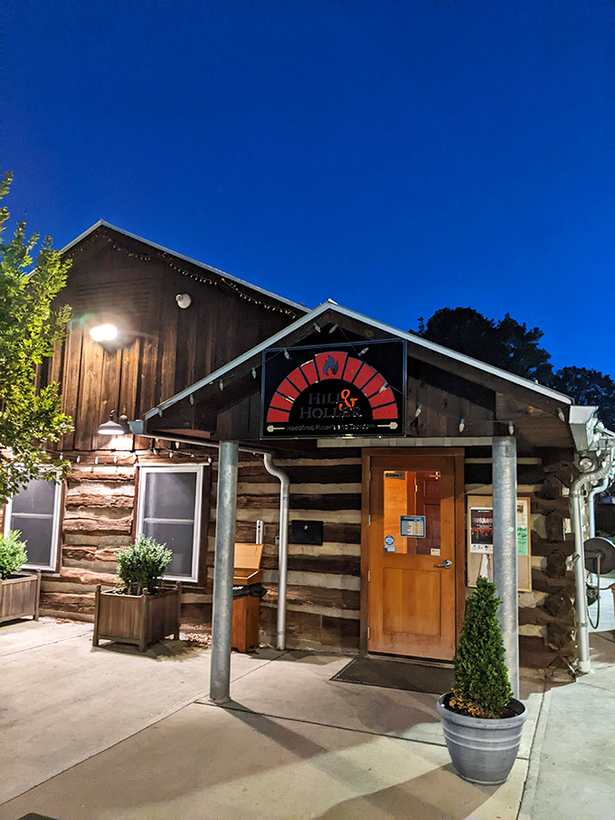 By day or night, this log cabin pizzeria looks like it was plucked straight from a foodie's mountain fantasy.