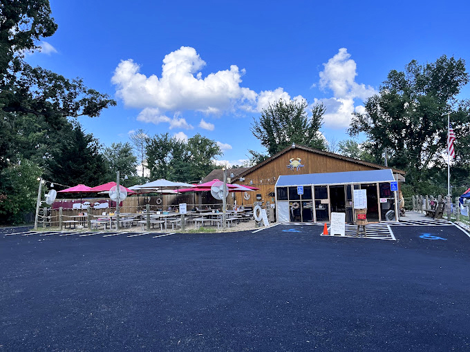 Summer evenings under pink umbrellas &ndash; where fried chicken somehow tastes better with a side of fresh air.