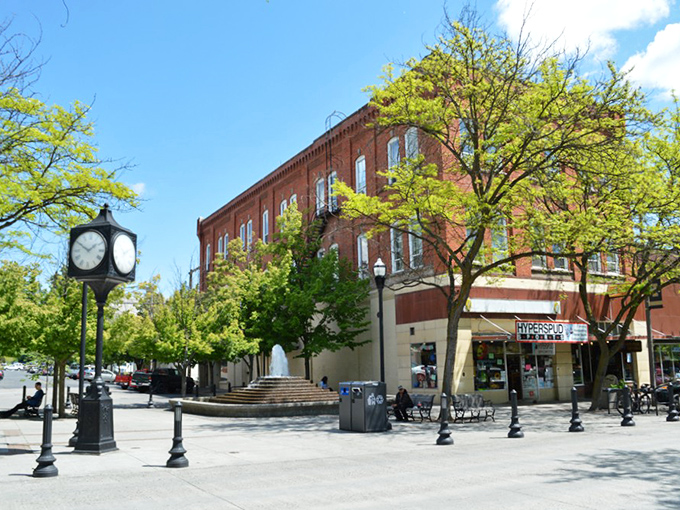 The charming town clock in Moscow's downtown plaza looks like it belongs in a Hallmark movie about finding love in unexpected places.